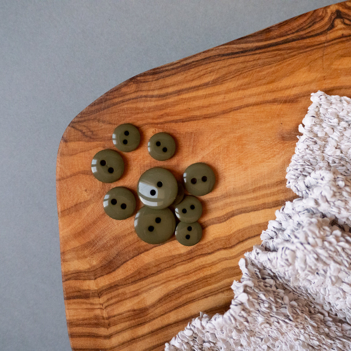Bouton brillant 2 trous - 10, 12 et 15 mm - Olive – ikatee